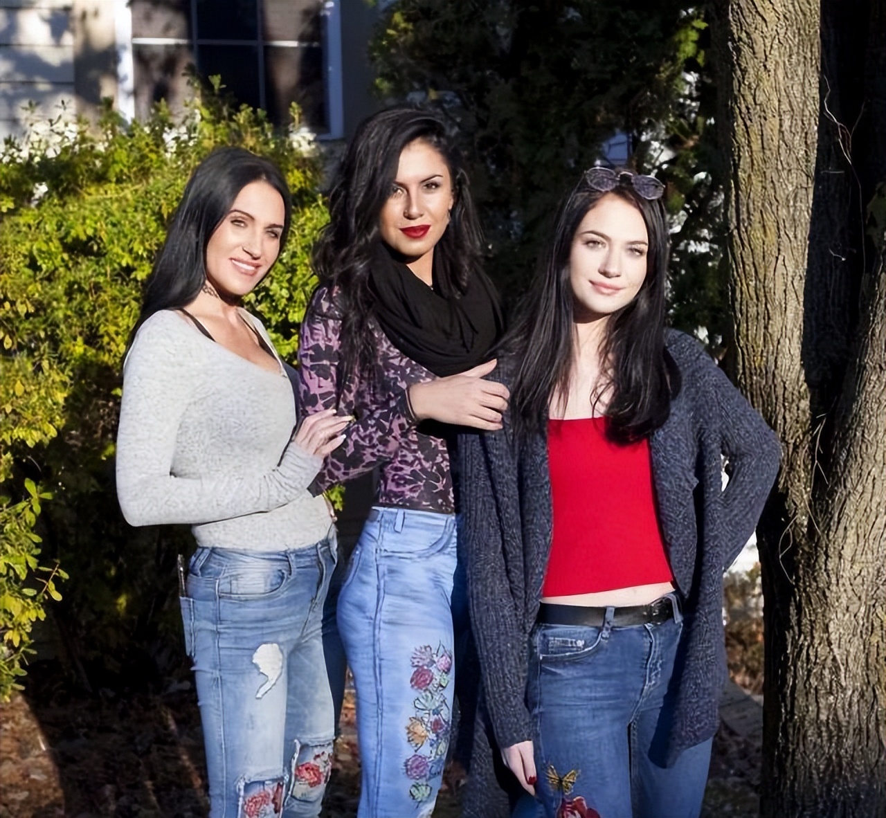 The beauties went out naked, but no one saw that this was a painting ...