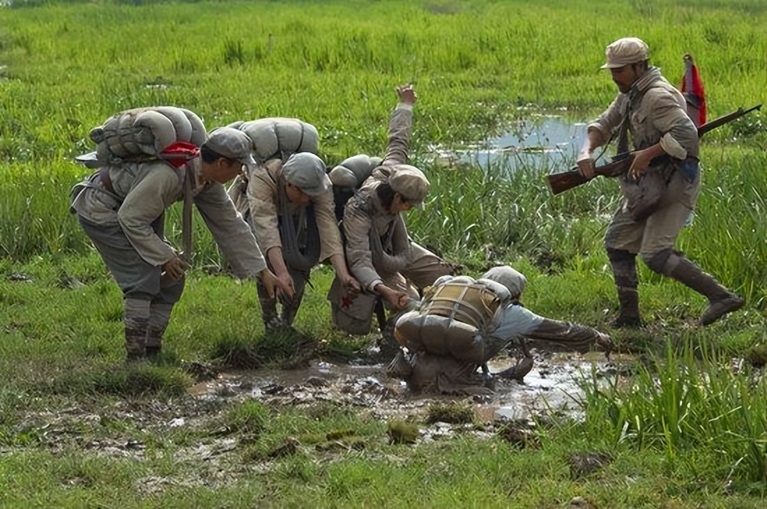 When crossing the grassland, he sacrificed his life to taste the weeds ...