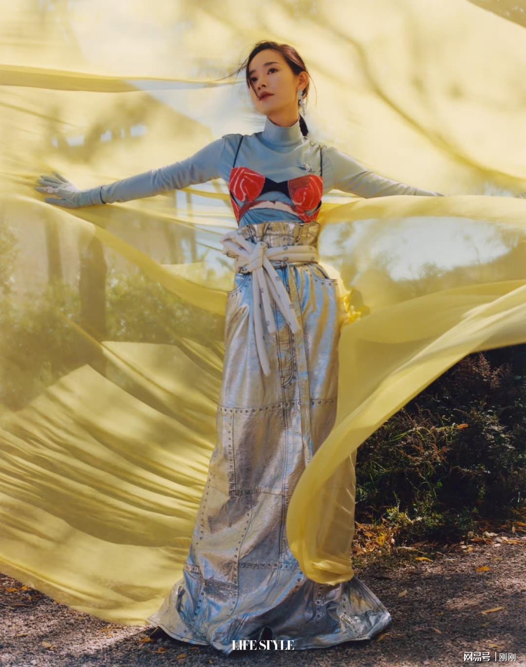 Liu Yase wears underwear backwards - iMedia