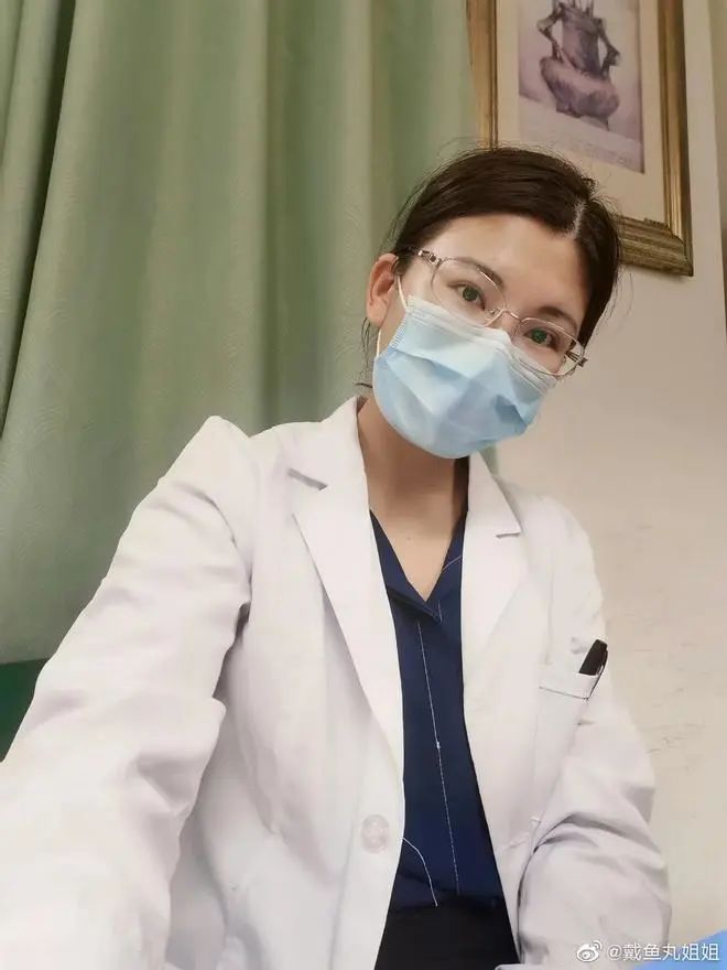 The "most beautiful doctor" in 1992, with a super good figure and a ...