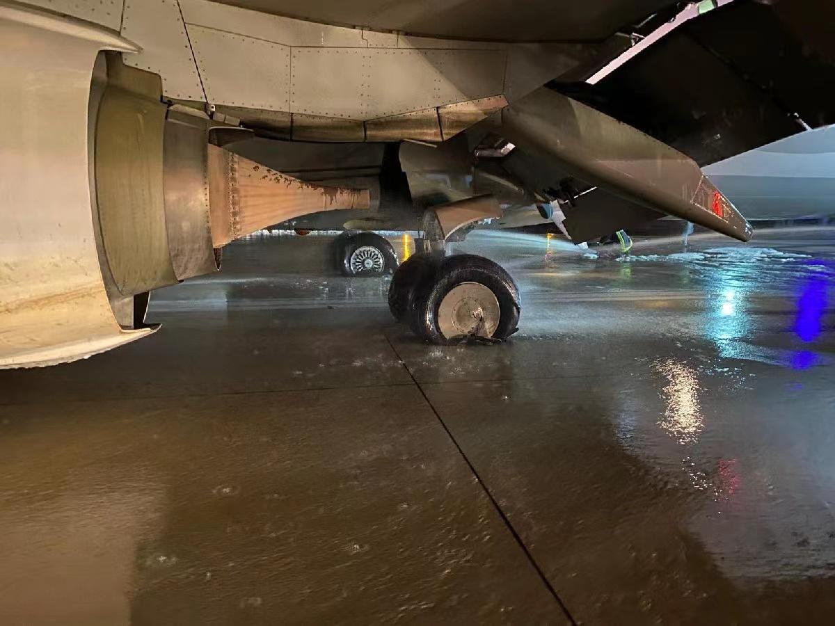 Boeing is in trouble again!4 tires burst during landing of Turkish ...