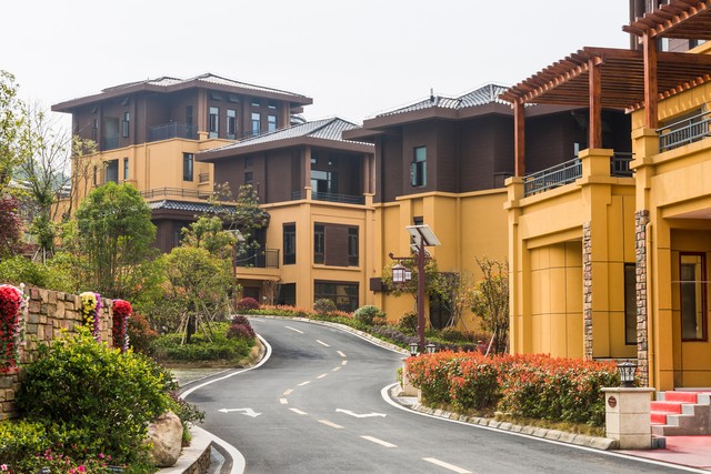 A beautiful and livable small mountain city - Yingshan - iNEWS