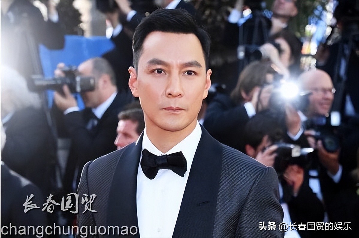 Netizens met wild Wu Yanzu and took a group photo. At the age of 48, his hairline moved back ...