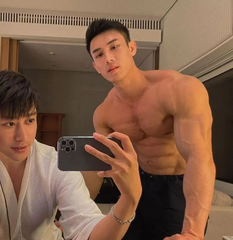 Liu Jing's latest photo shoot!This black-skinned muscle coach is also ...