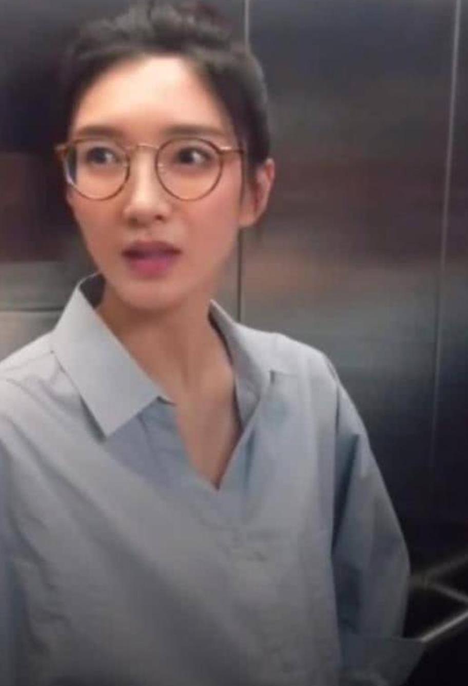 Jiang Shuying was photographed standing on the street without makeup!Without makeup, the skin is ...