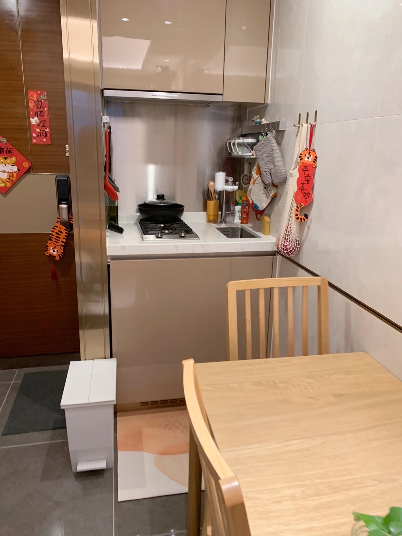 A family of 3 in Hong Kong lives in a 20-square-meter hut. The storage ...