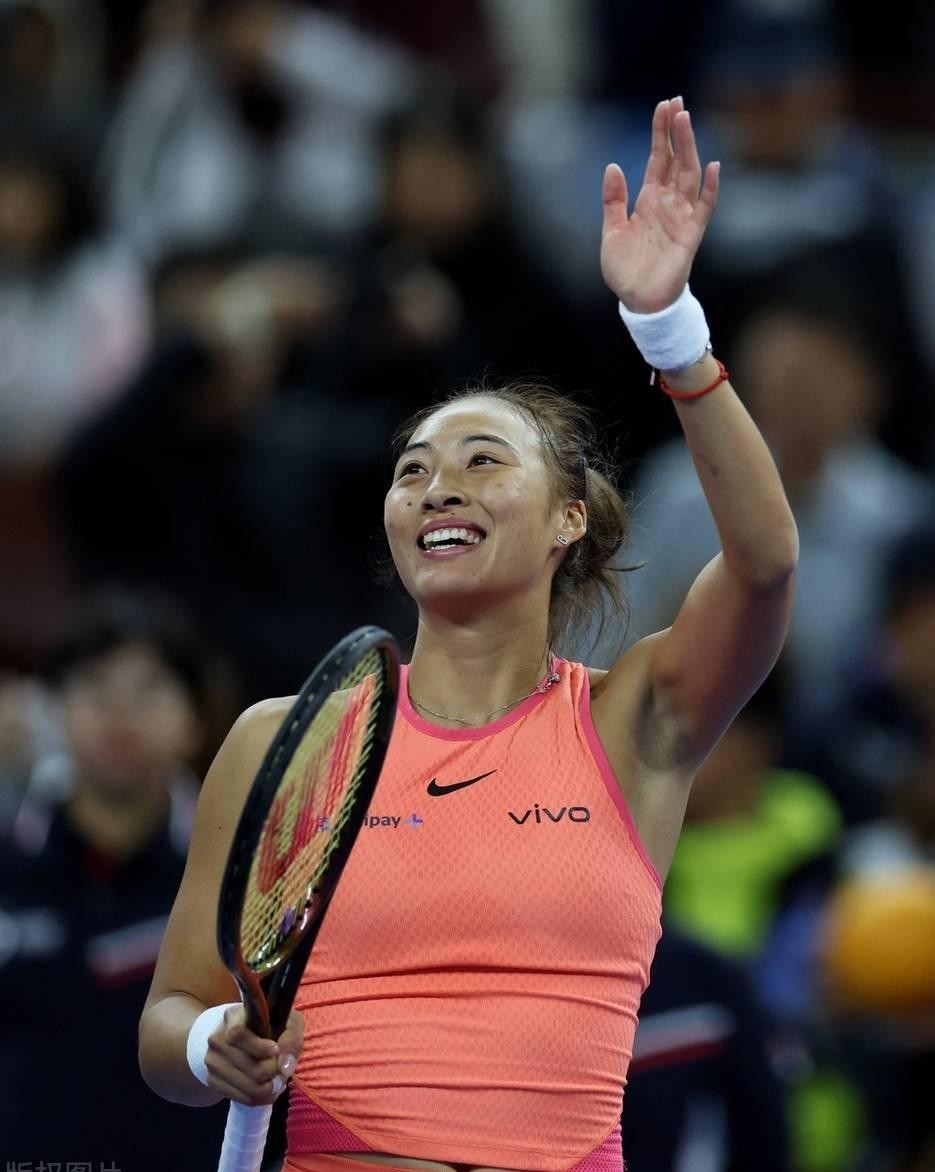 Zheng Qinwen made a great comeback! 14ACEs beat the French Open semi-finalists and advanced to ...