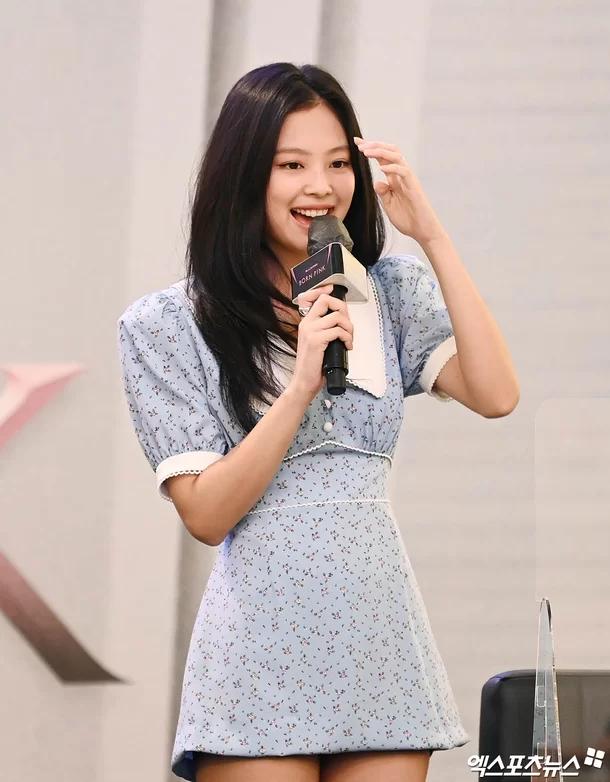 BLACKPINK Jennie, Disney Princess in Dress, Adorable Selfie - iMedia