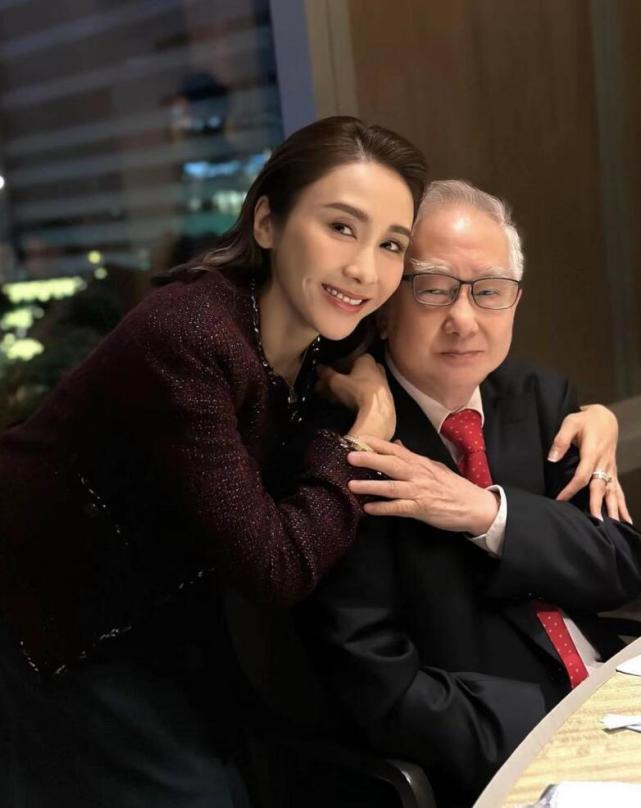 Gigi Lai posted a family photo to celebrate her father's birthday, younger brother Li Ying ...