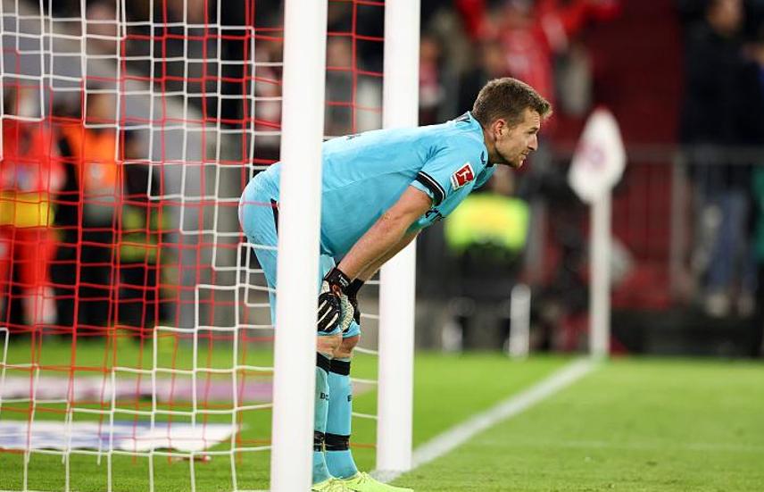 Another outrageous mistake in the Bundesliga!Goalkeeper slips the pass ...