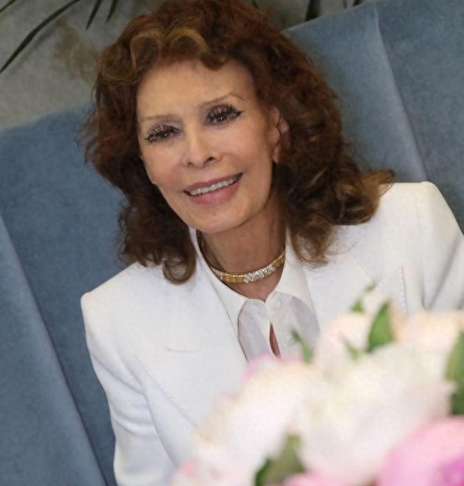 The 89 Year Old Legendary Actress Sophia Loren Fell At Home And Fell