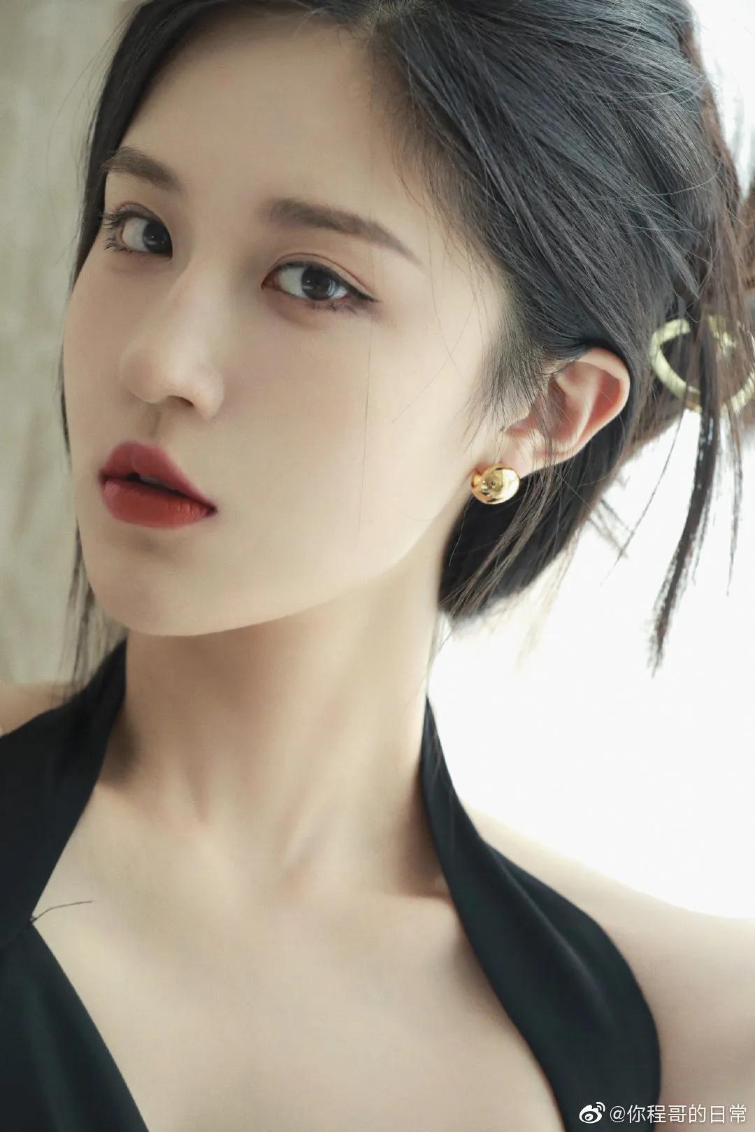 Yu Wen's cute eyes - iNEWS