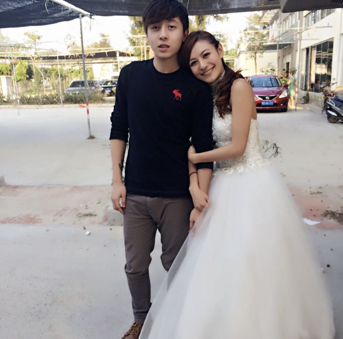 Jiang Ruolin's younger brother rarely shows his face when married - iNEWS
