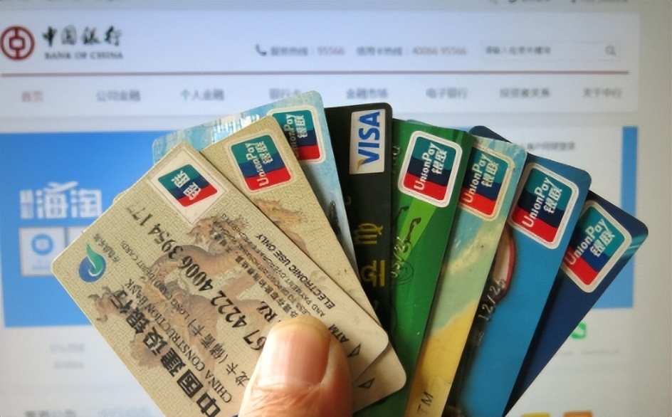 The difference between the first class card and the second class card ...