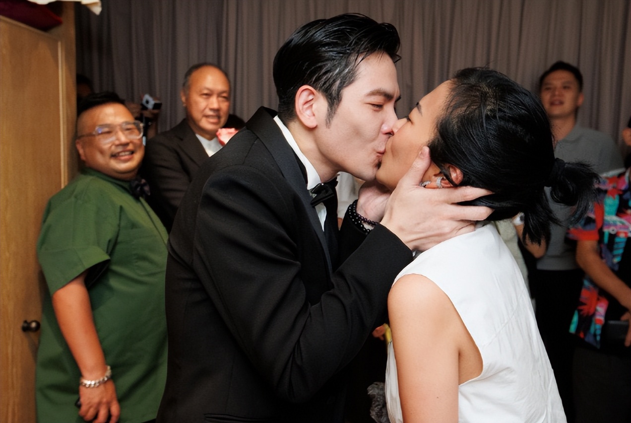 36-year-old Xiao Jingteng proposed marriage to a 50-year-old "mother", who brought him hundreds ...