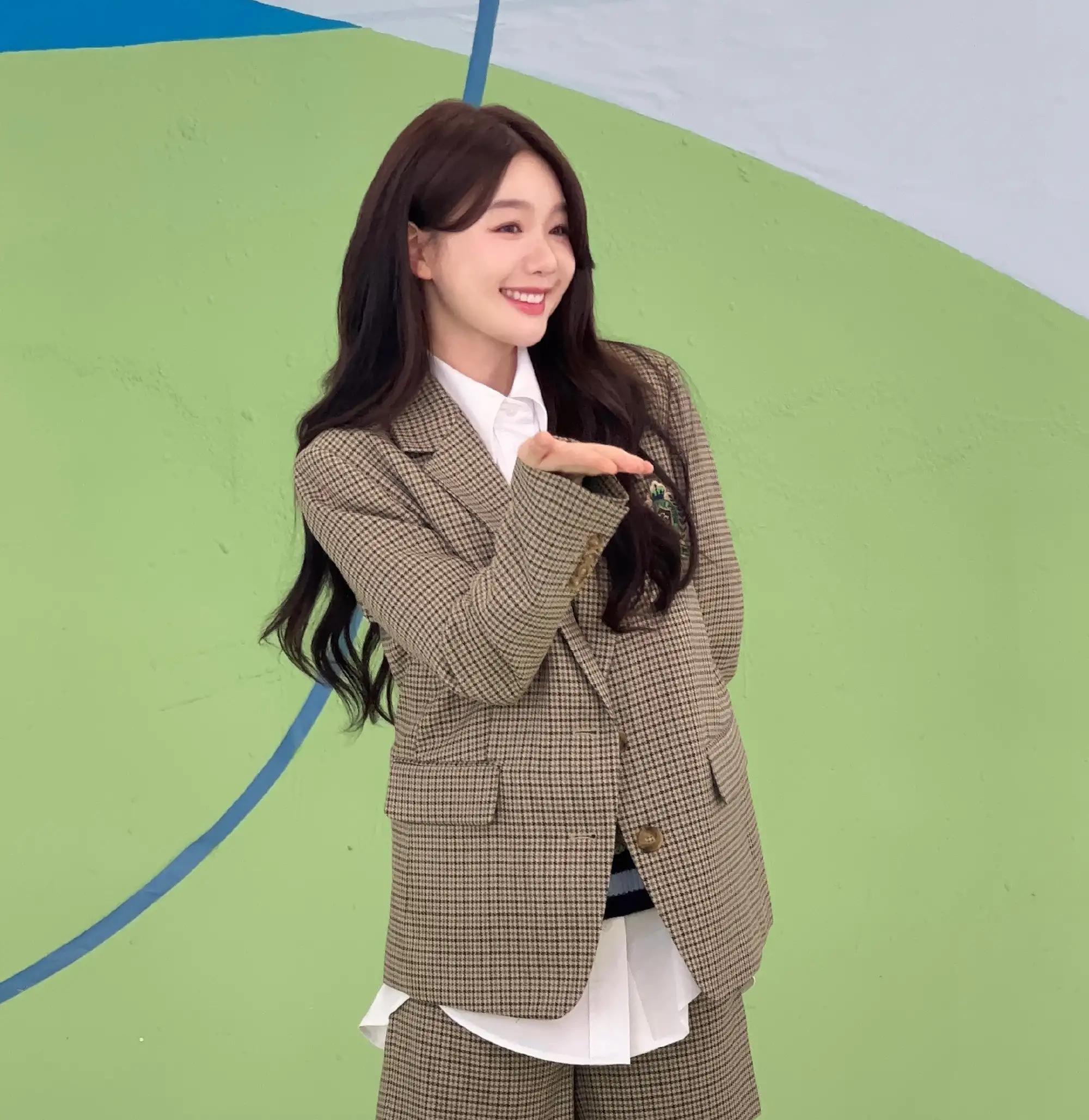 Xu Mengjie, wearing a casual suit, looks very sweet, so beautiful - iNEWS