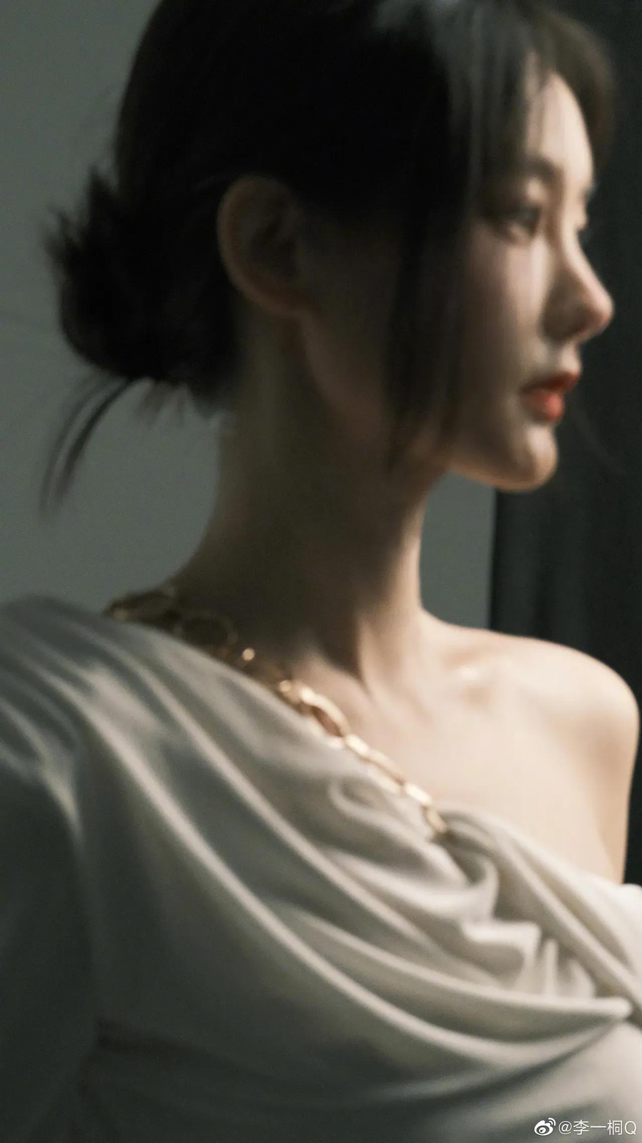 Li Yitong posted the latest beautiful photos with the text Su Jiuer ...