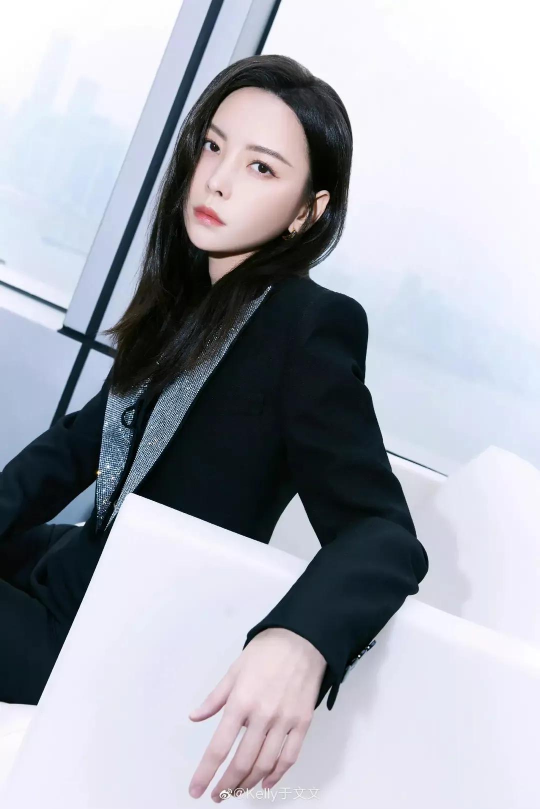 Age-defying and charming Yu Wenwen - iMedia