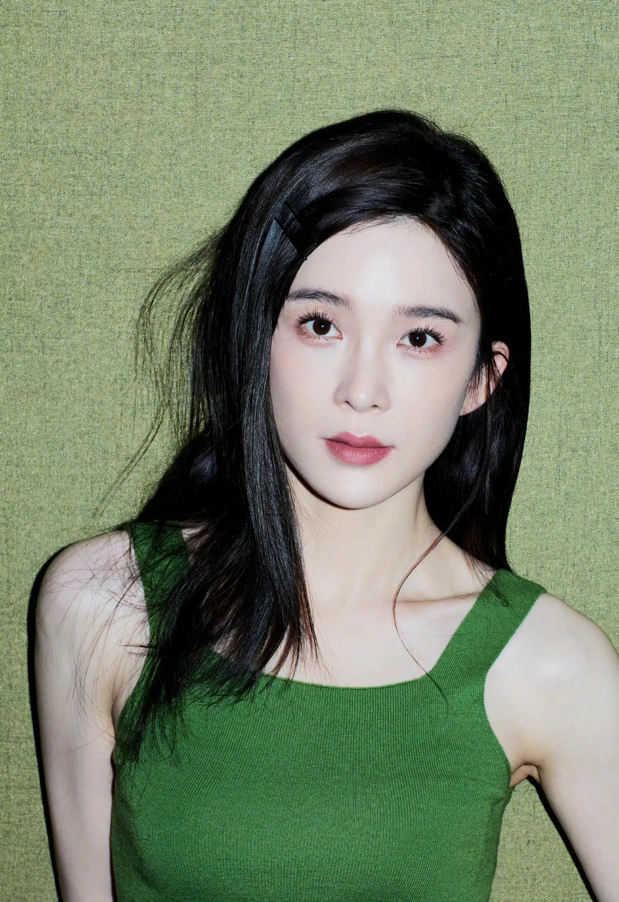 Zhao Yingzi is wearing a vest and pouting cutely, very cute and ...