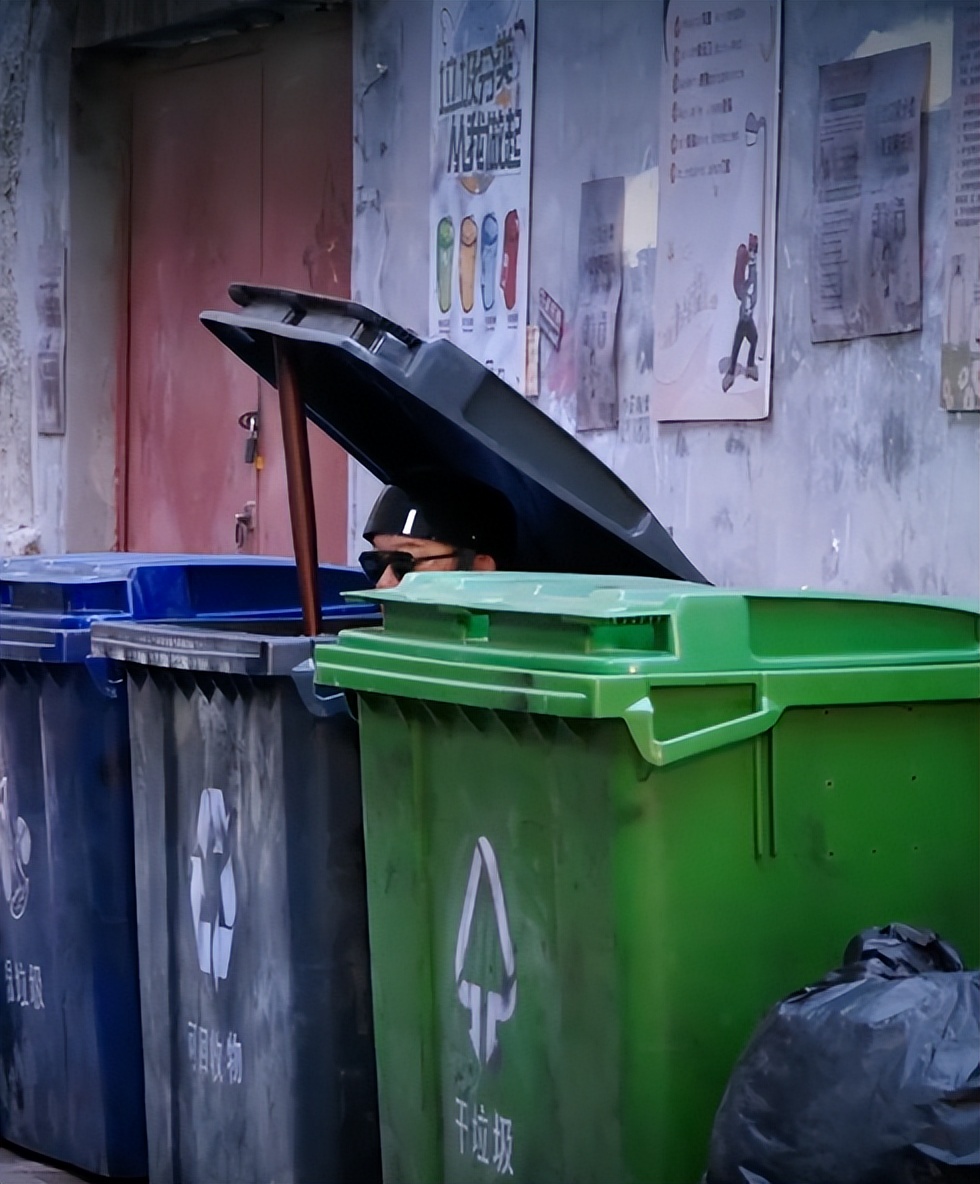 73-year-old Wang Gang drilled into the trash for filming!Wearing a ...