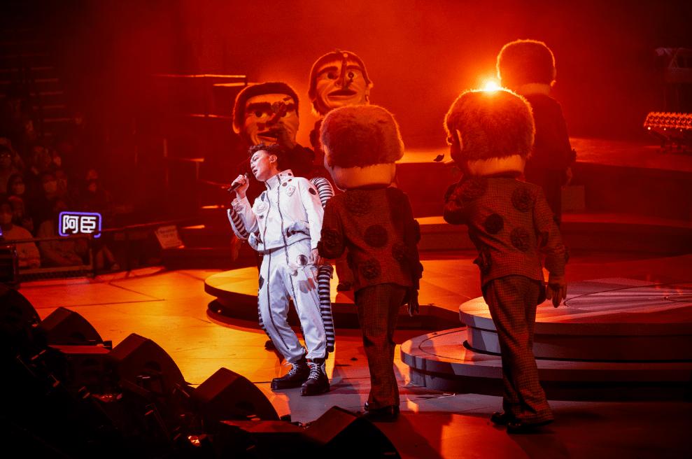 Eason Chan's 3rd concert starts again! The super exciting scene makes ...