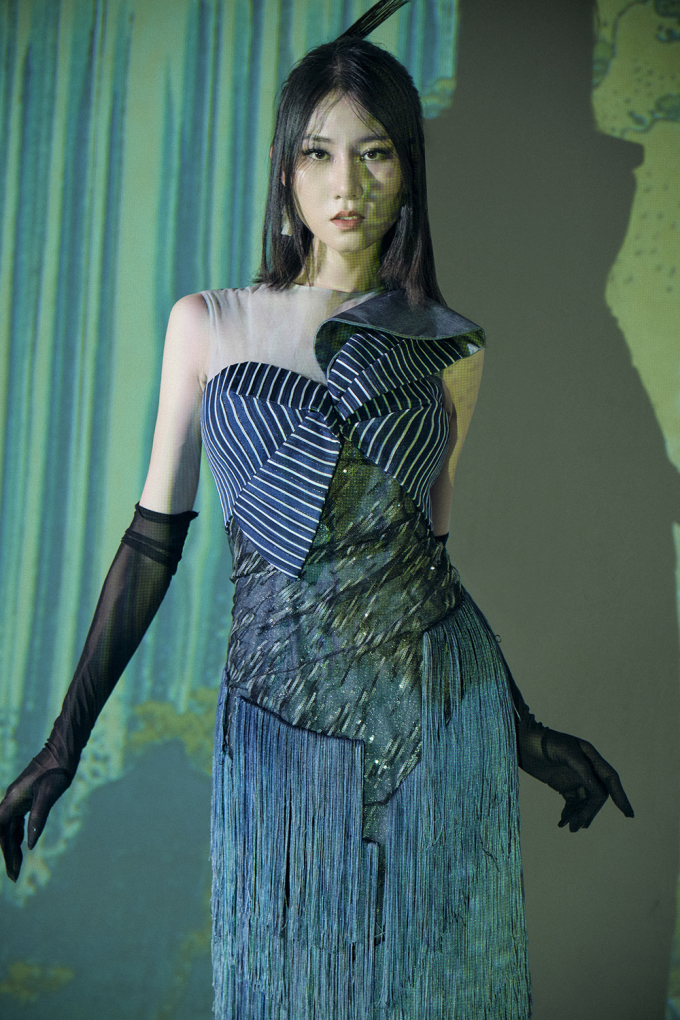 The asymmetrical design and bold hip slit accentuate Pham Lan Anh's ...