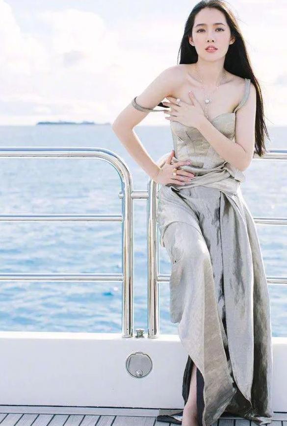 A rare recent photo of Guo Biting, with long flowing hair and a fresh ...