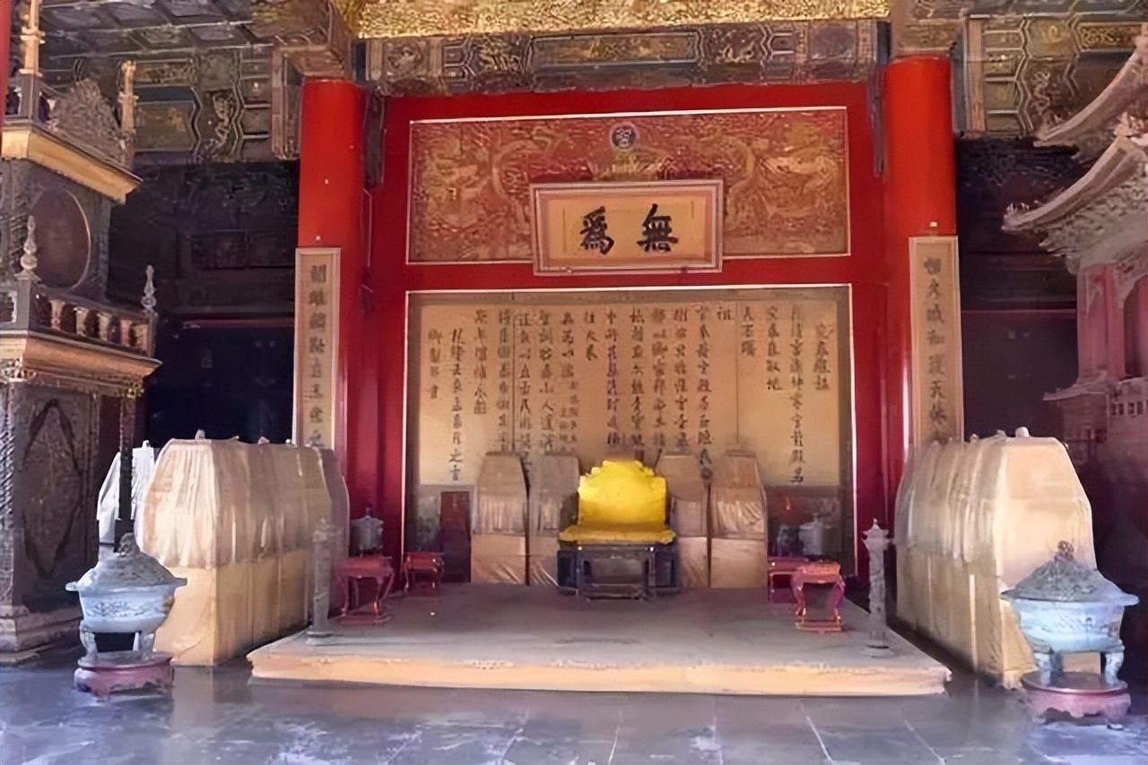 The highest symbol of monarchy - the twenty-five squares of the ...