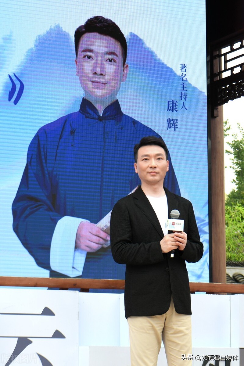 CCTV host Kang Hui attended the "Kang Hui Biting Words" reading sharing ...