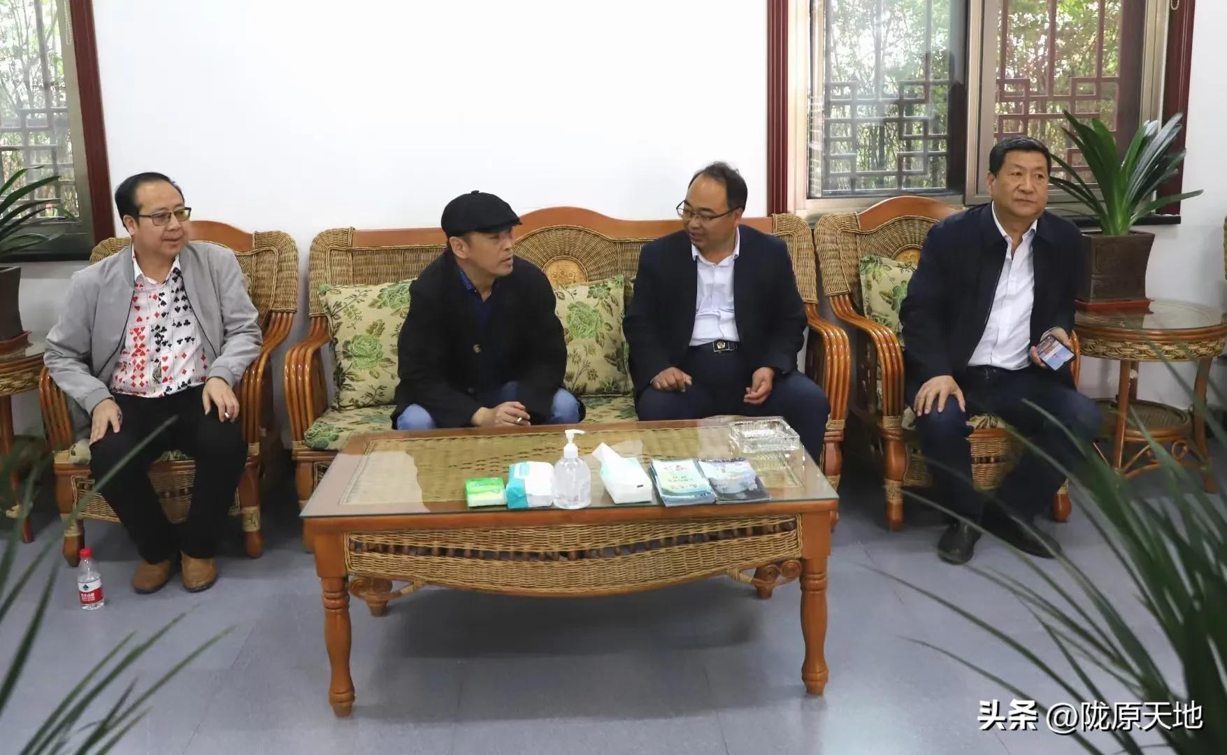 Painter Zheng Ke donated the ink painting "Impression of Daxiang ...