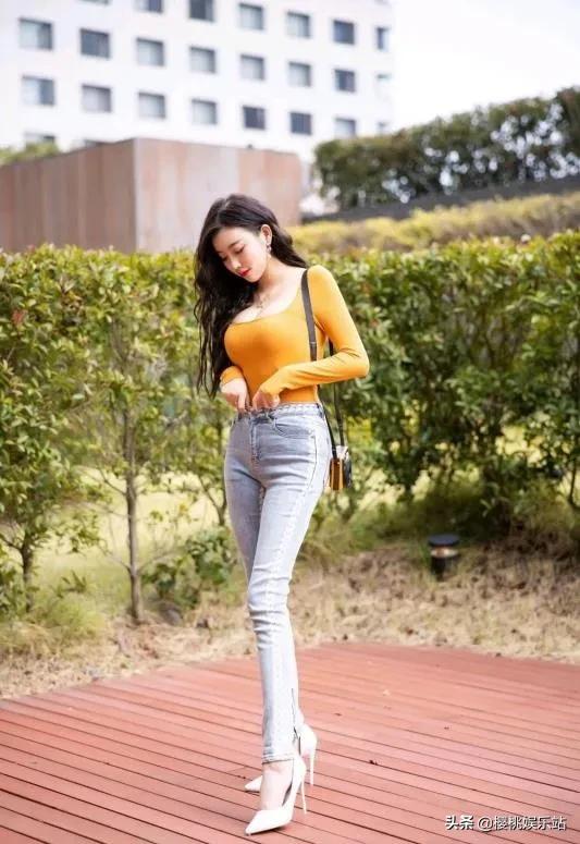 Model Yang Chenchen's beautiful photo, showing off the devil's figure ...