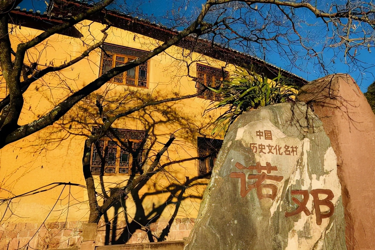 The thousand-year-old ancient town in Yunnan has become popular. The buildings are built on the ...