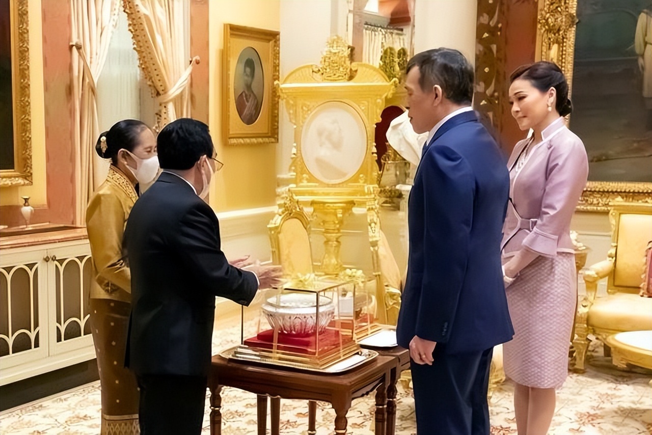 The 44-year-old Queen Suthida of Thailand is so tender in a pink dress ...