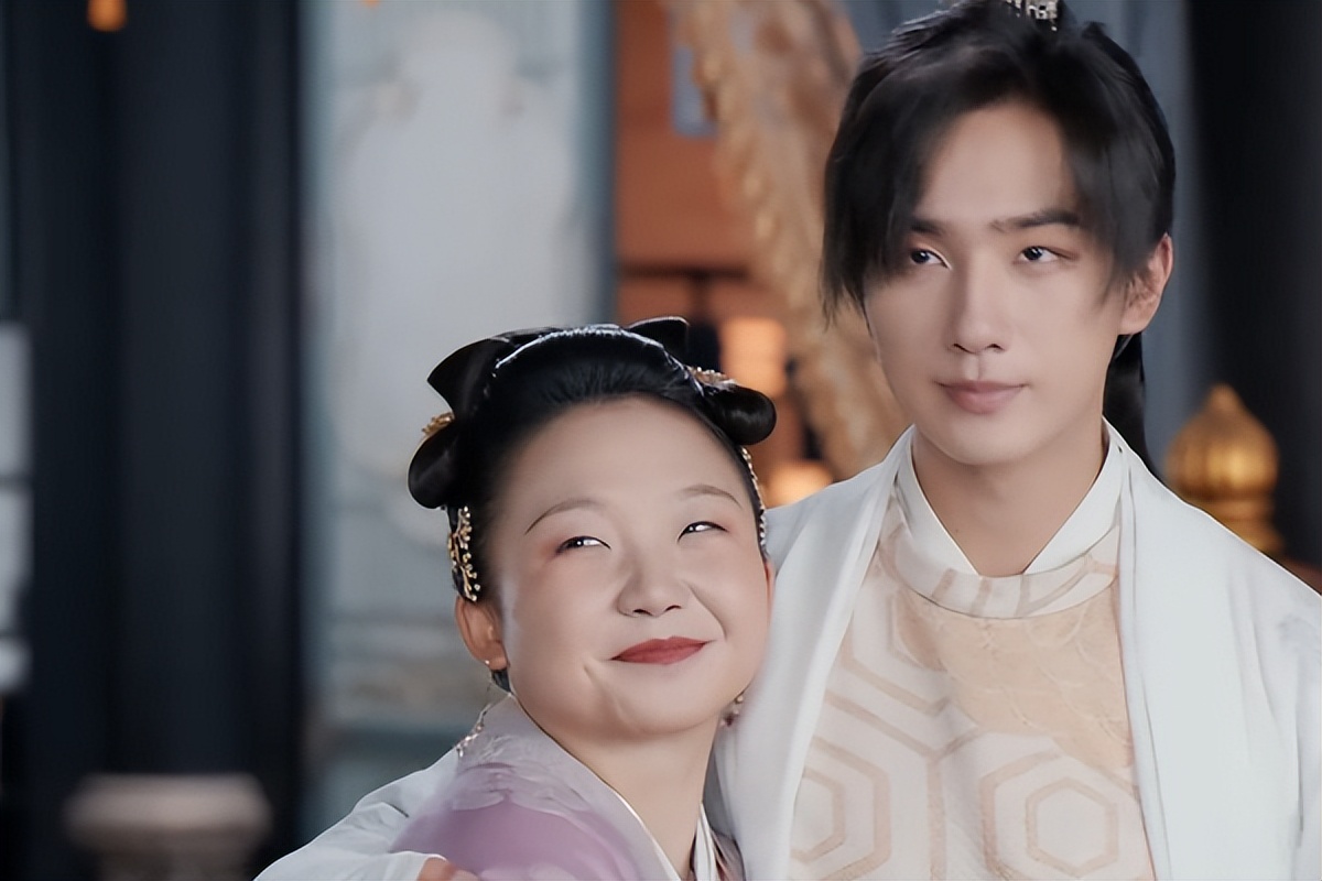 "My name is Liu Jinfeng", the heroine turned into a queen, and formed a happy enemy with the ...