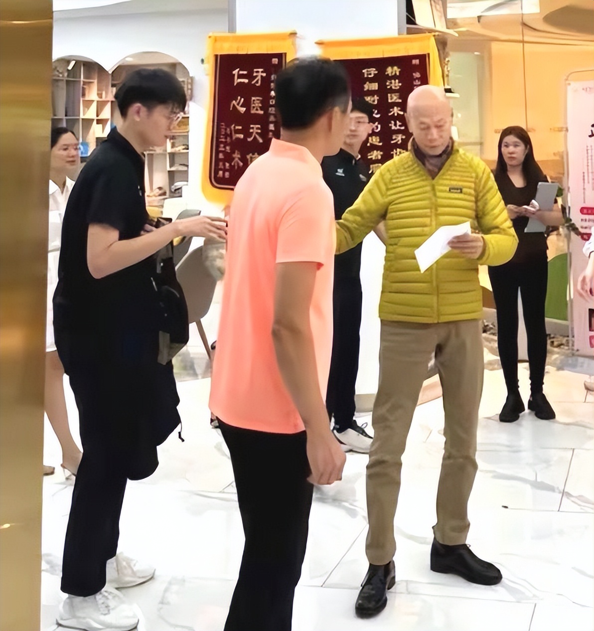 77-year-old Luo Jiaying appeared in the hospital, holding a medical ...