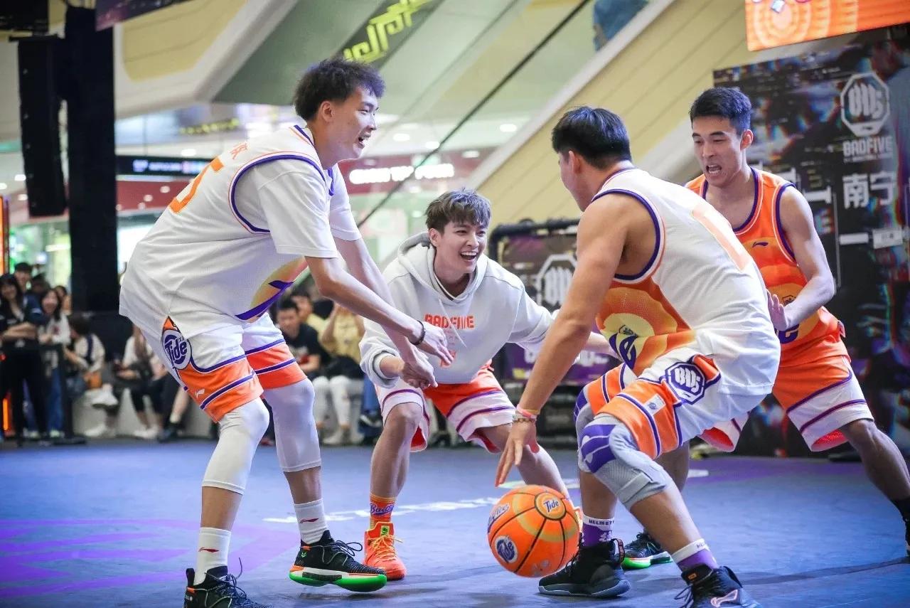 A close photo of young Aaron Yan and Kobe Bryant, Aaron Yan is a ...