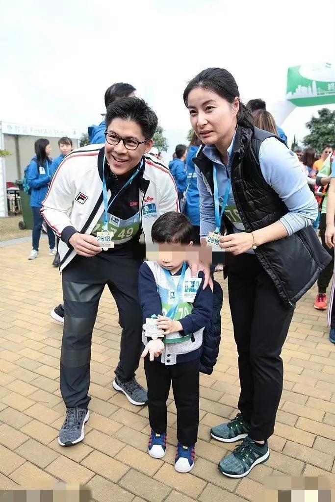 Huo Qigang posted a family portrait on Mother's Day! The frontal photos ...