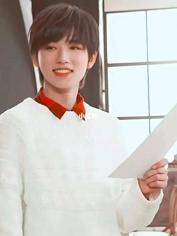 Song Yaxuan posted a selfie, and the shape of the phone case was ...