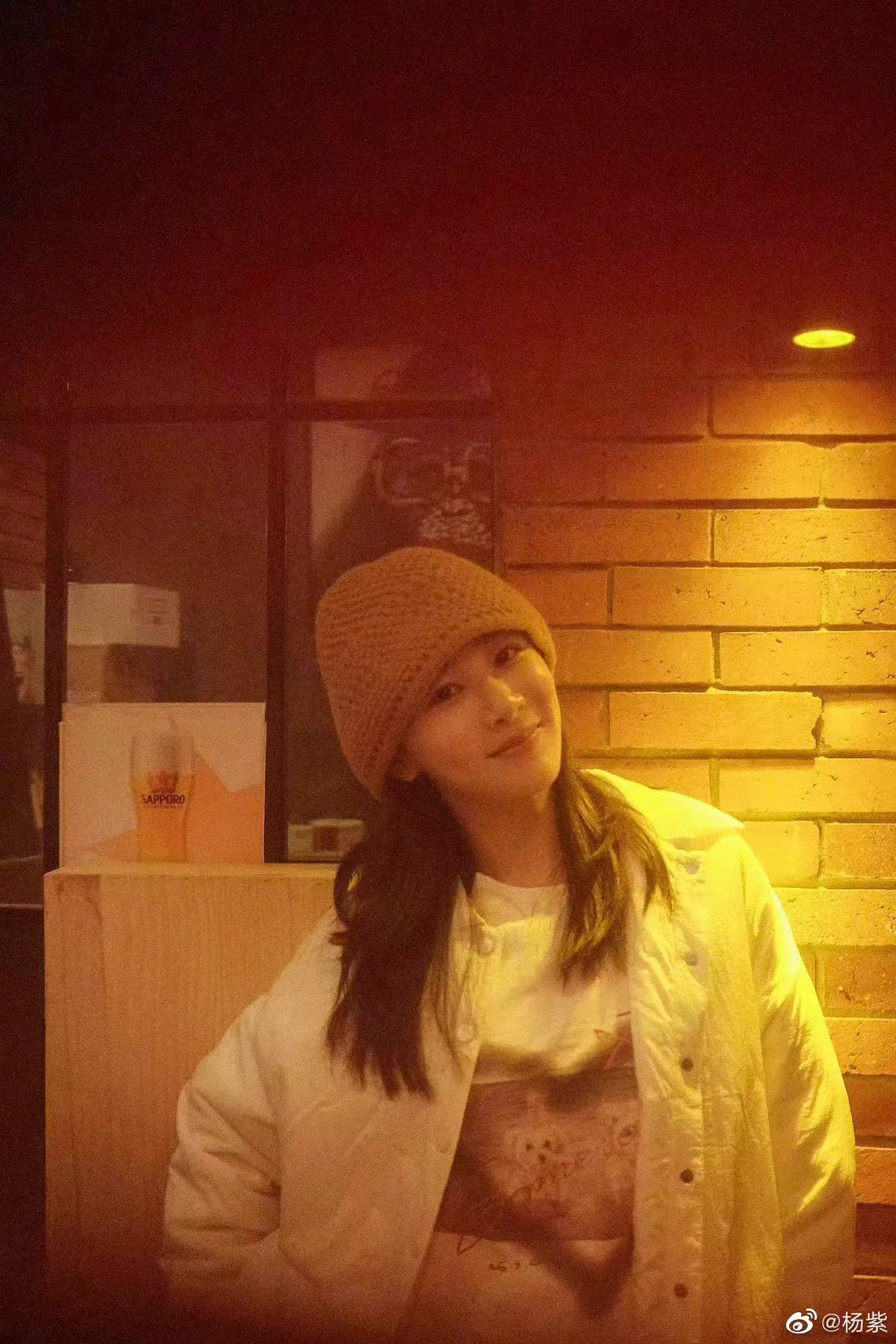 Good girl Yang Zi, milk tea fisherman hat stopwatch cute - iNEWS