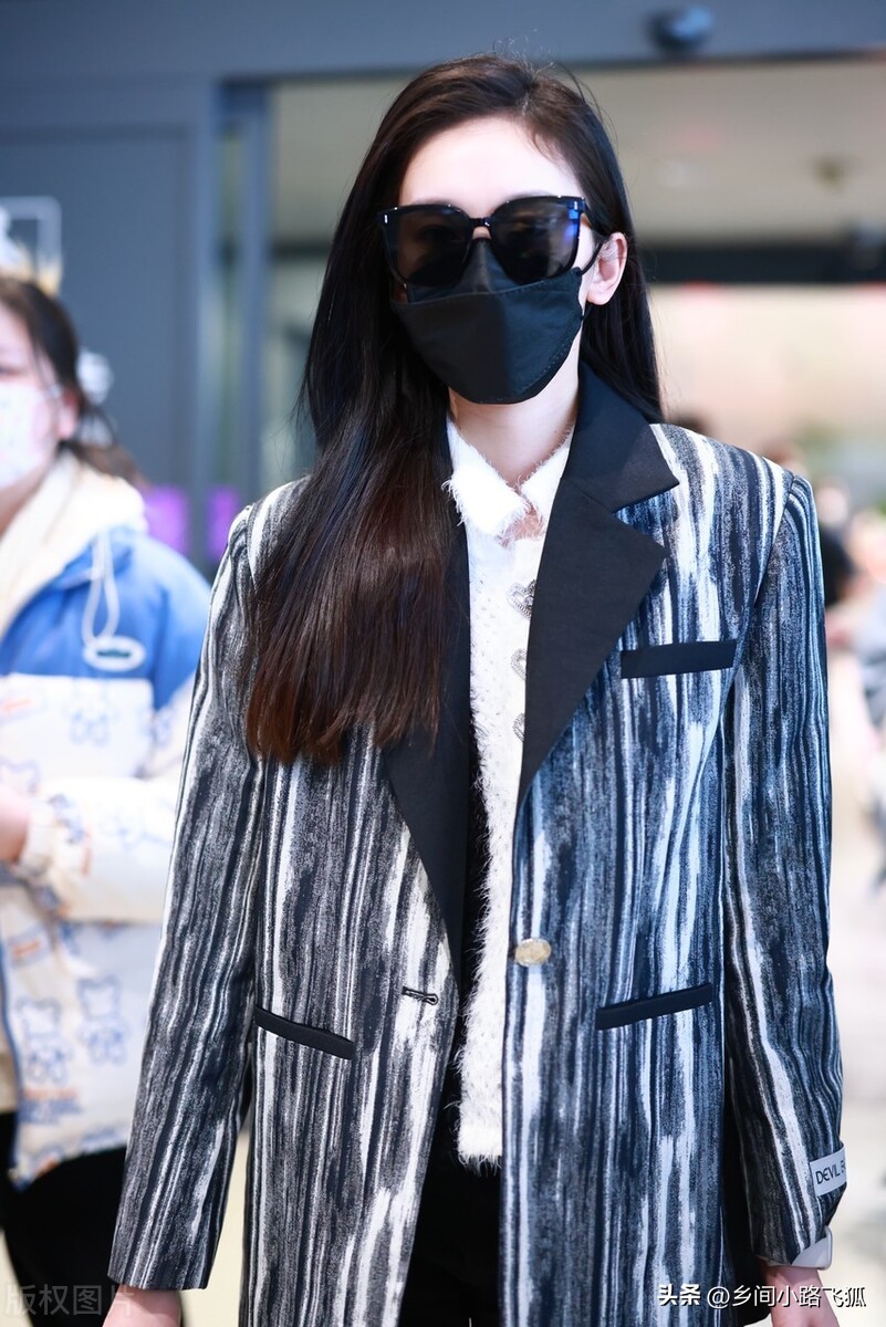 Liu Lingzi appeared at the Shanghai airport, and the popularity of fans ...