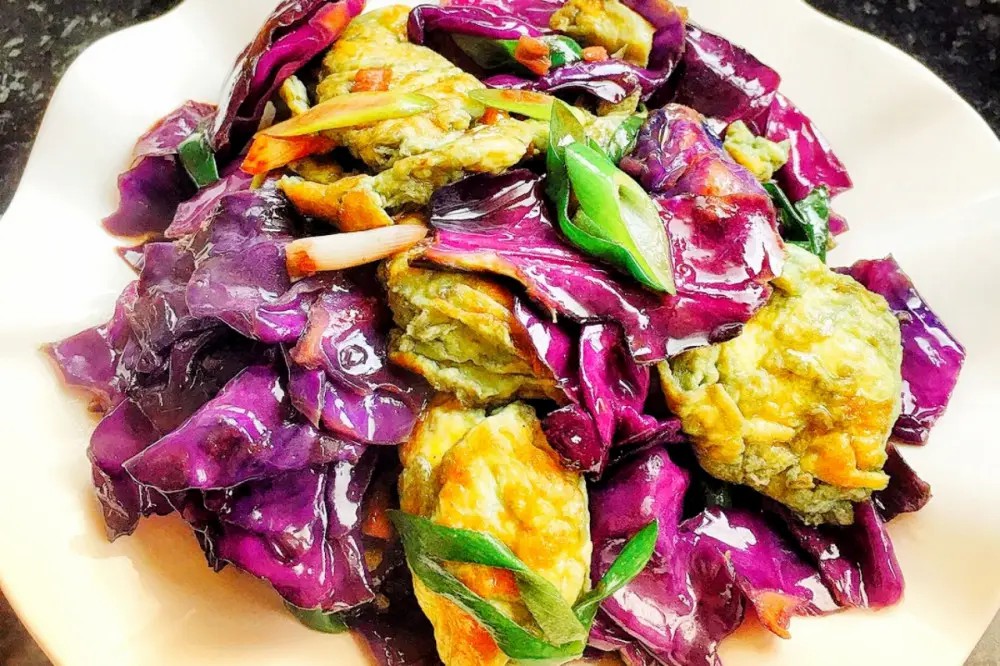 Learn to do scrambled eggs with purple cabbage, nutrition and ...
