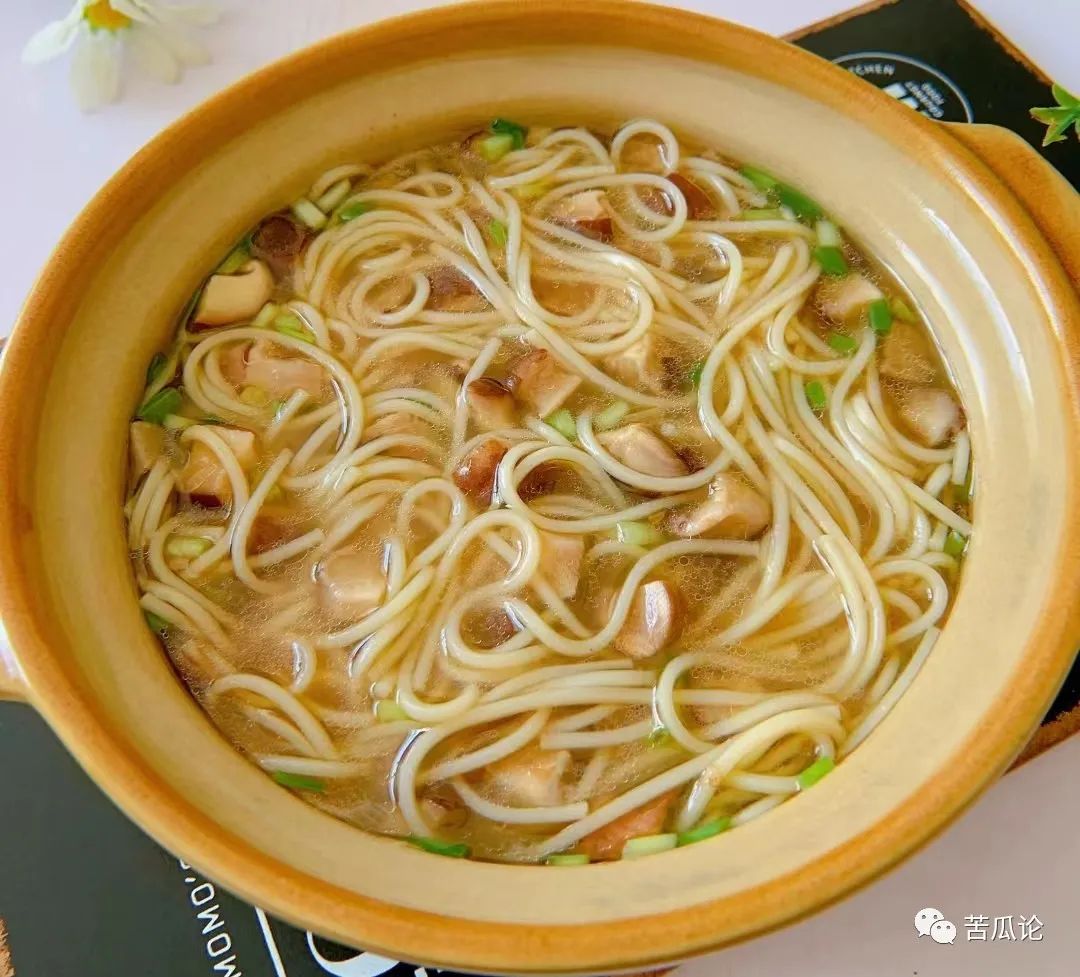 "Dumplings on the head, noodles on the middle", follow the tradition to ...