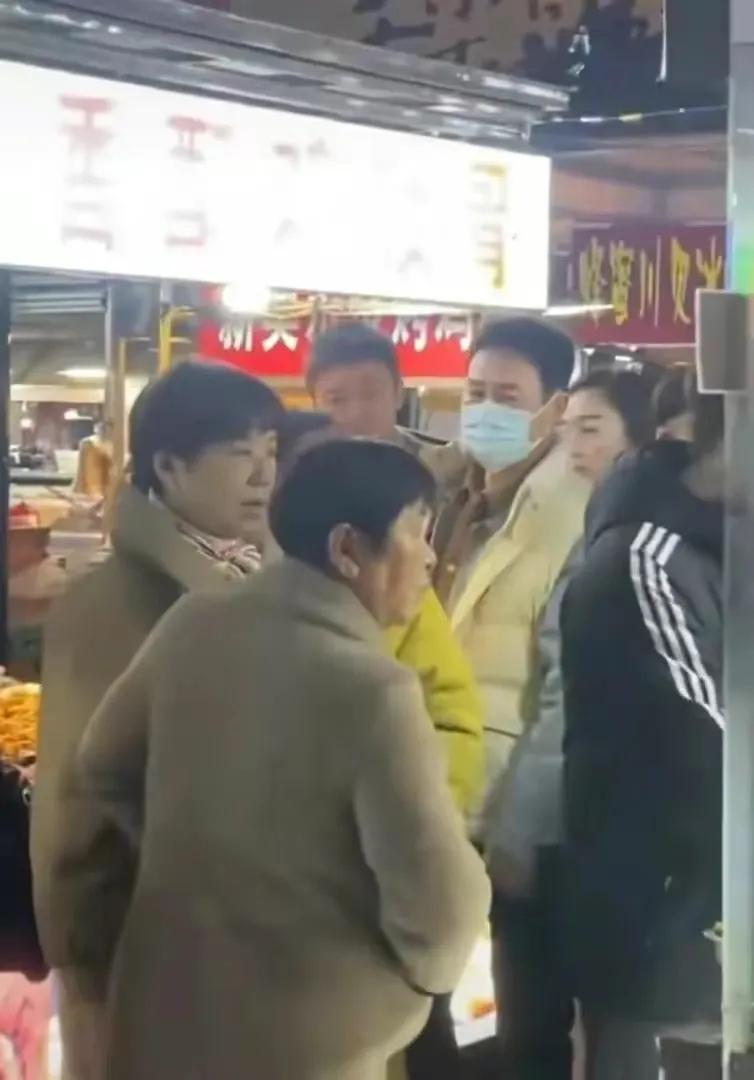 Zhang Songwen was surrounded by fans when he went to the night market ...