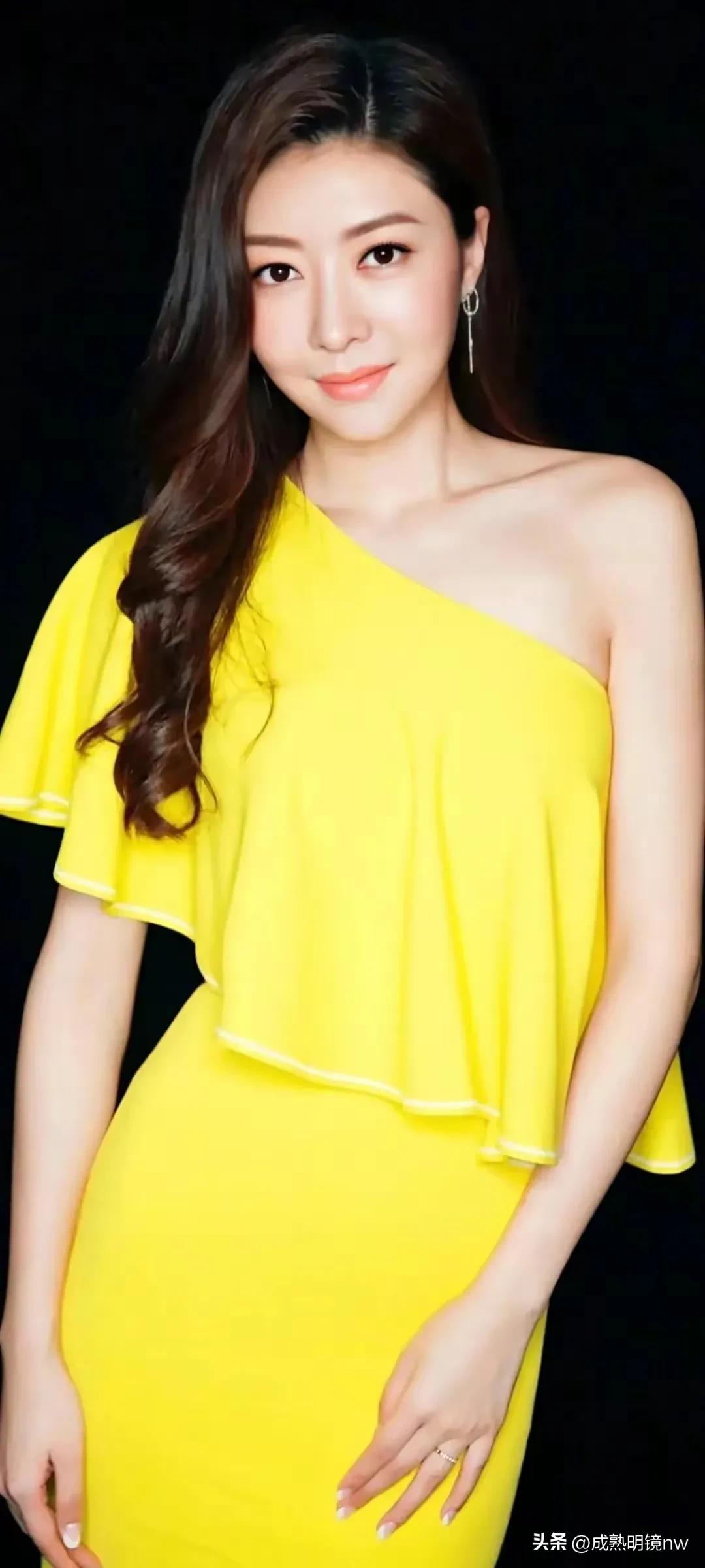 Fashionable and charming Xiong Dailin with a graceful figure, charming ...