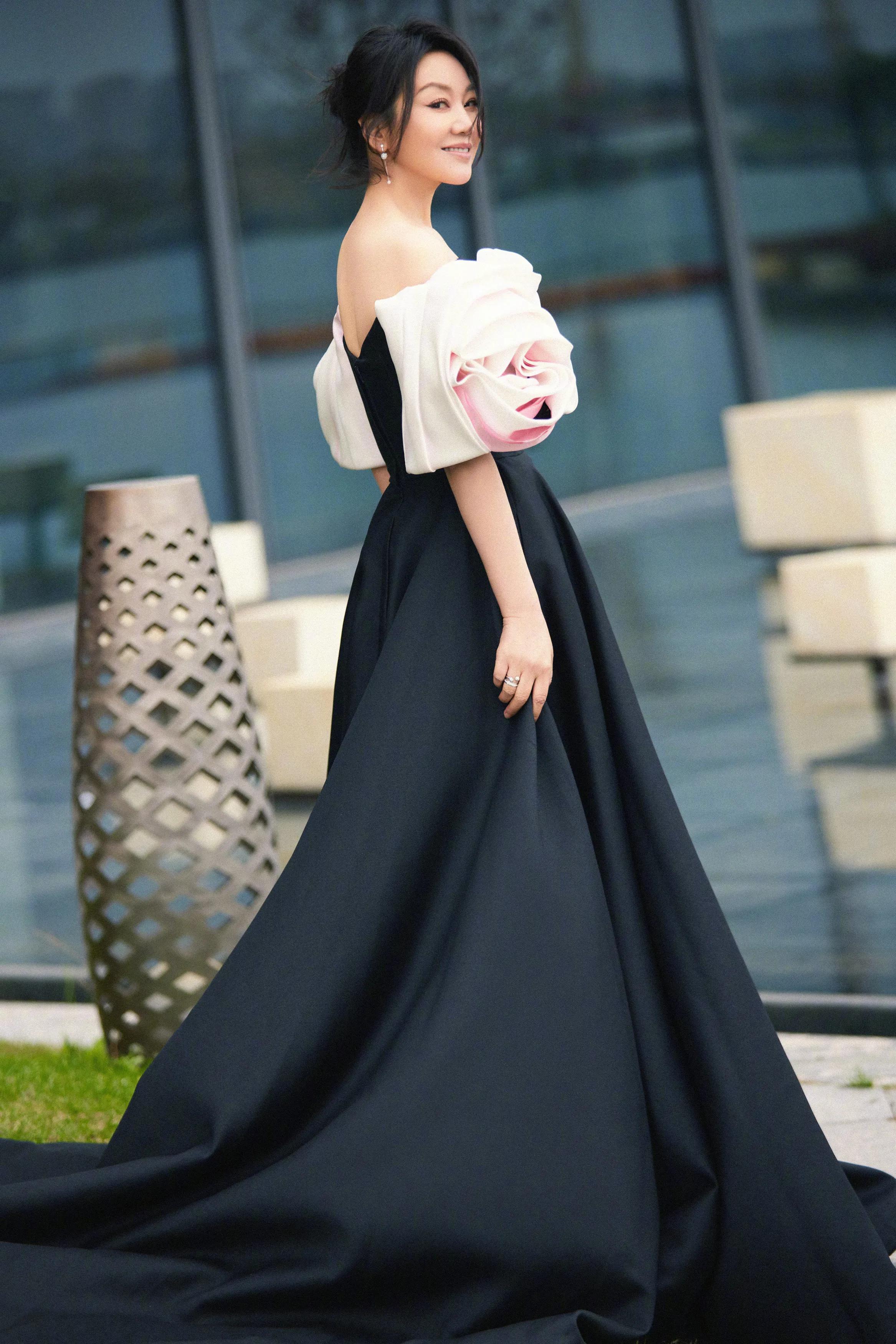 Yan Ni Qiangwei blooms so beautifully, and her sister is also blooming ...