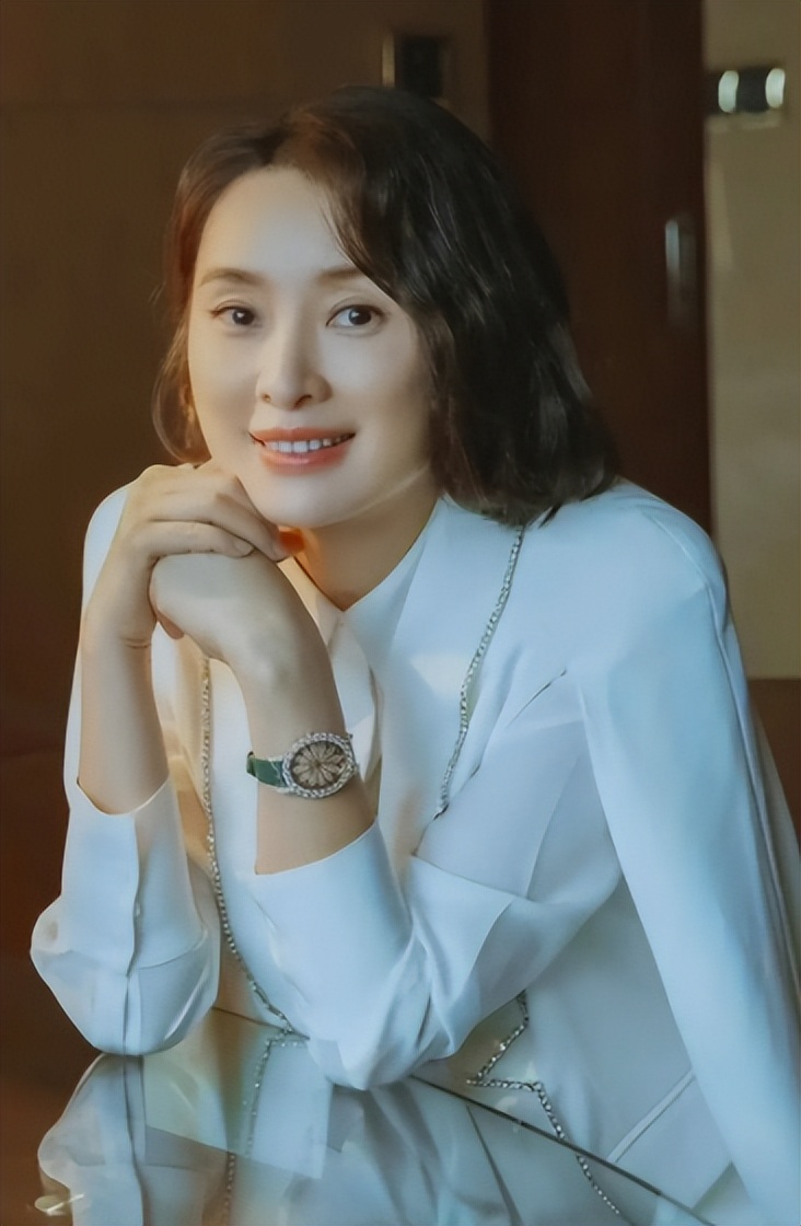 Facts have proved that 50-year-old Wu Yue is on another "sexy" road, going further and further ...