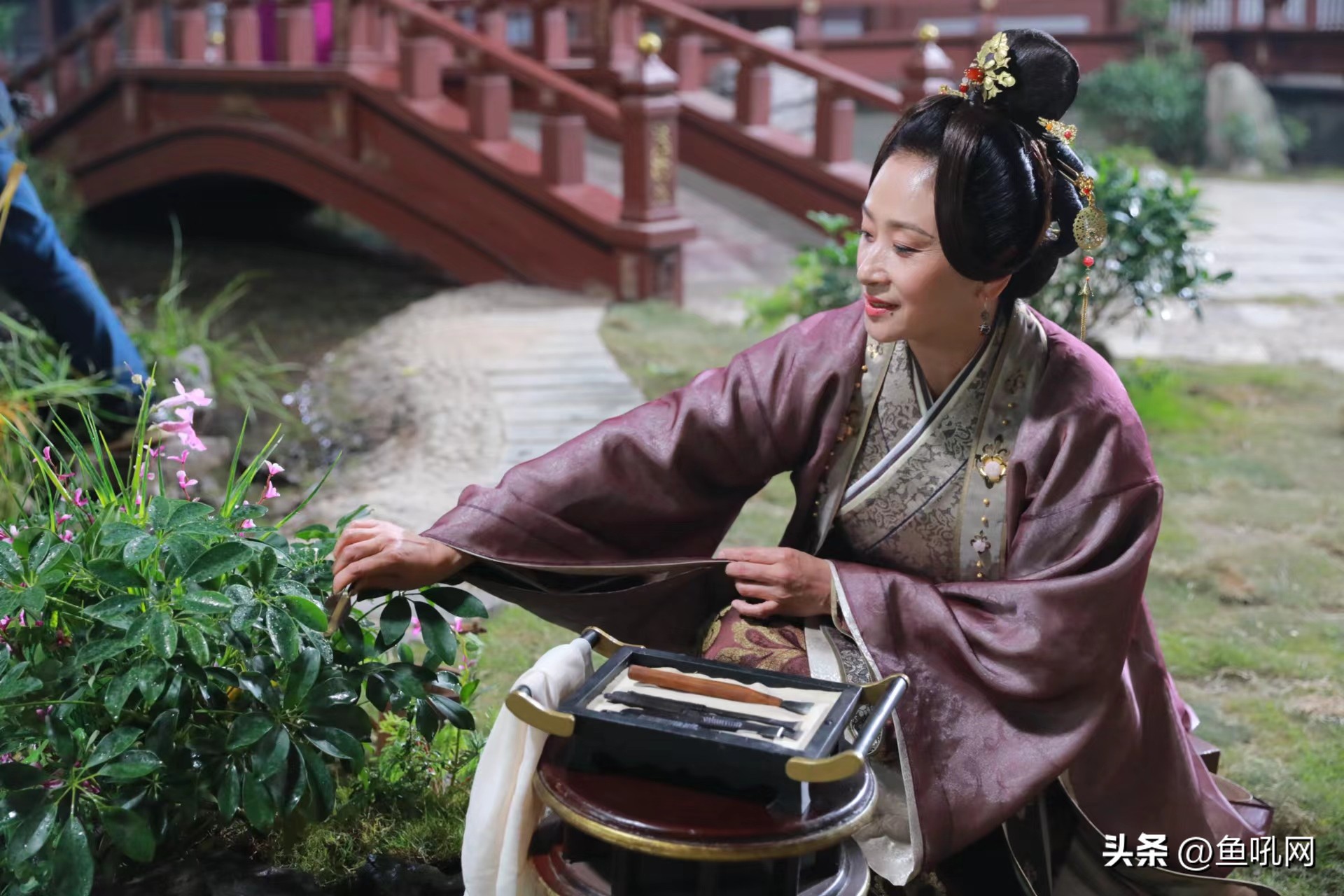 Tian Ling's "Under Li You" plays a live market women's costume drama ...