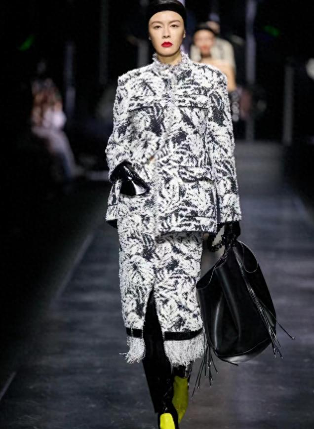 Supermodel Li Ai was ridiculed for her ugly appearance on the catwalk ...