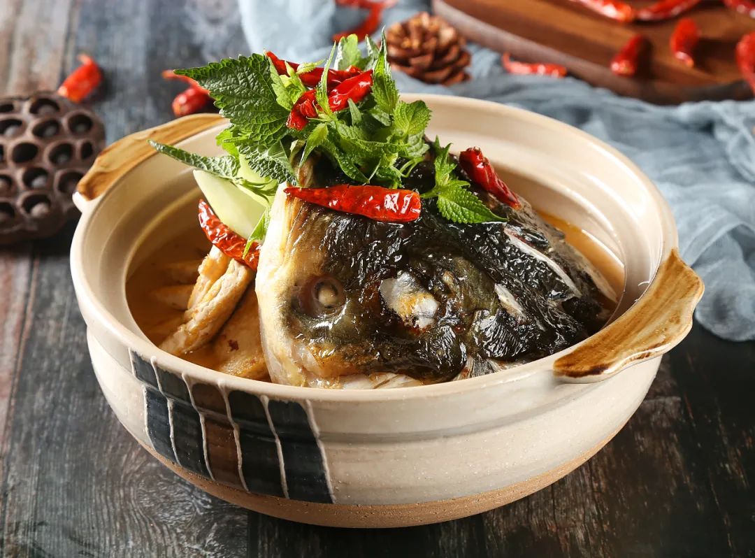 The bubbling fish head stove is served with a bowl of soup! - iNEWS