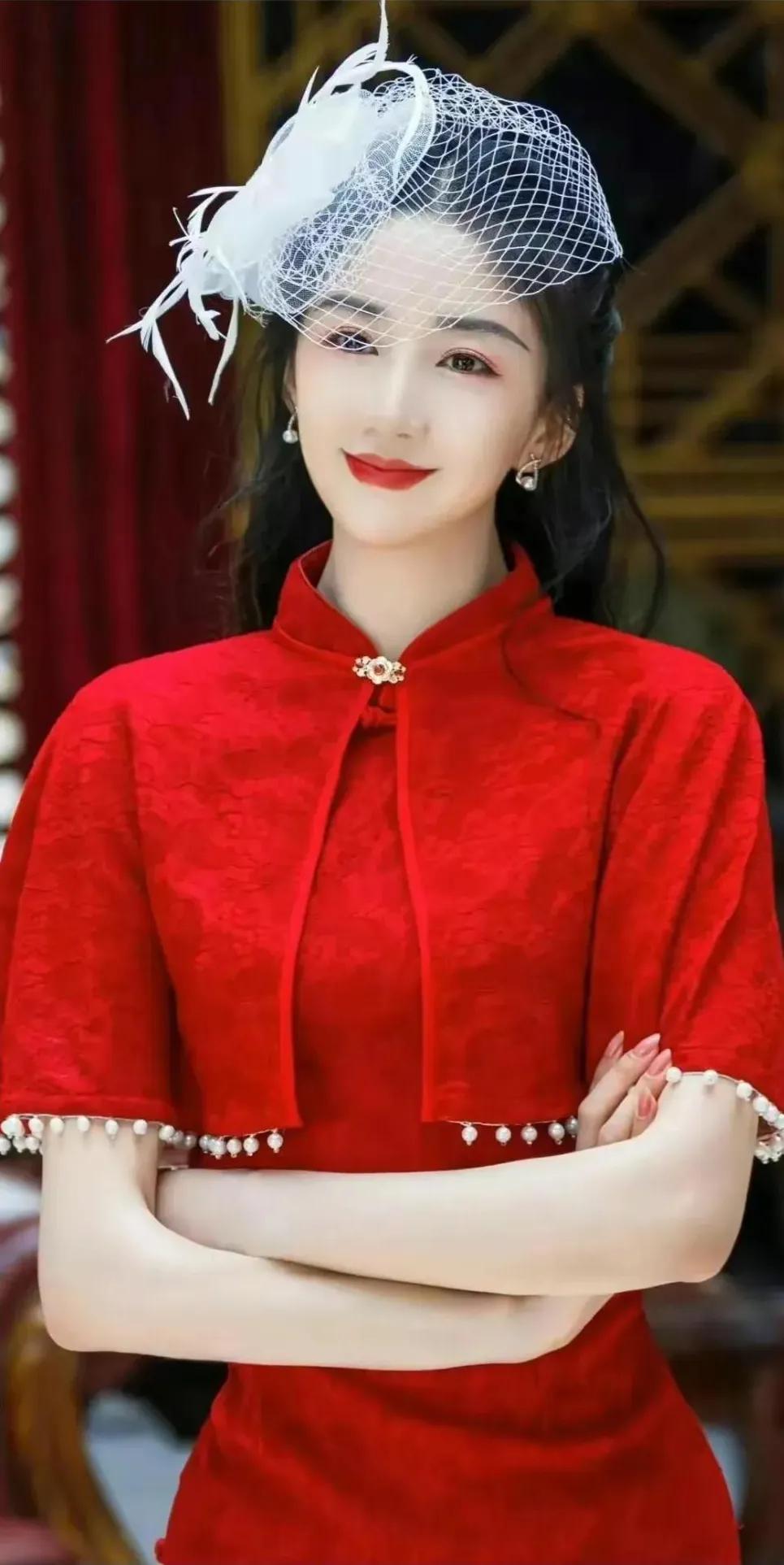 Chen Xinyu, elegant and generous, noble and glamorous, charming photo! - iNEWS